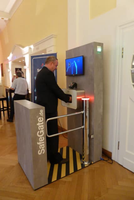 SafeGate: Zugangsschleuse mit klugen Extras | Production Partner